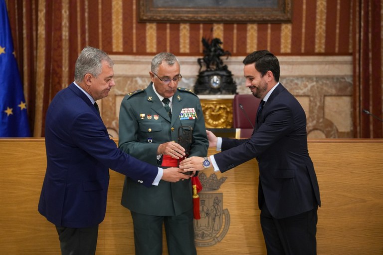 El alcalde entrega el XI Premio contra el terrorismo Alberto Jiménez ...