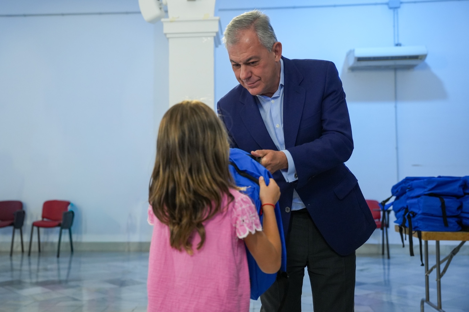 El alcalde Sanz entrega las primeras mochilas del programa Equípate ...