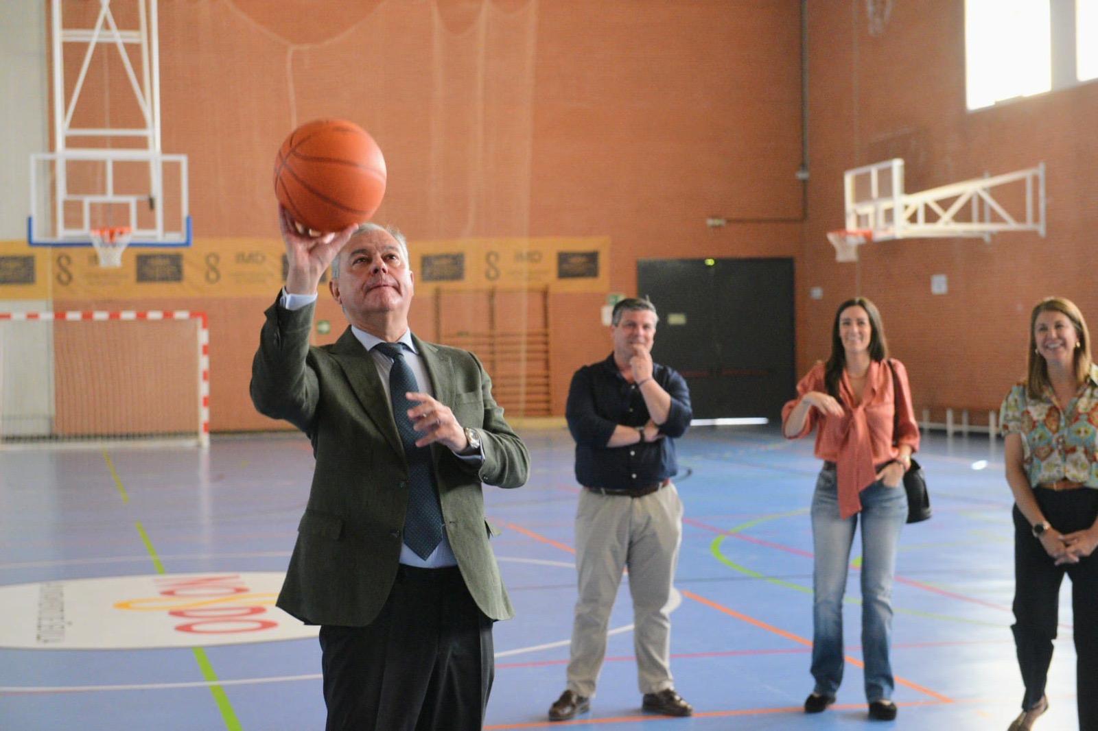 El Gobierno de Sanz finaliza la instalación de un nuevo pavimento y ...